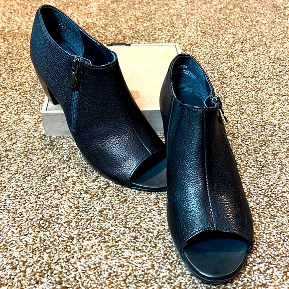 Munro | Shoes | Munro Peep Toe Shoes In Black 7 2 Narrow | Poshmark